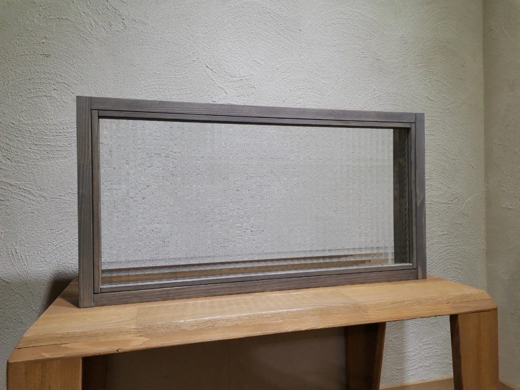 2023/11/06 無垢室内窓 インテリアウィンドウ パイン FIX窓 框無押縁仕様 チャコールグレー塗装 | LOHAS material blog