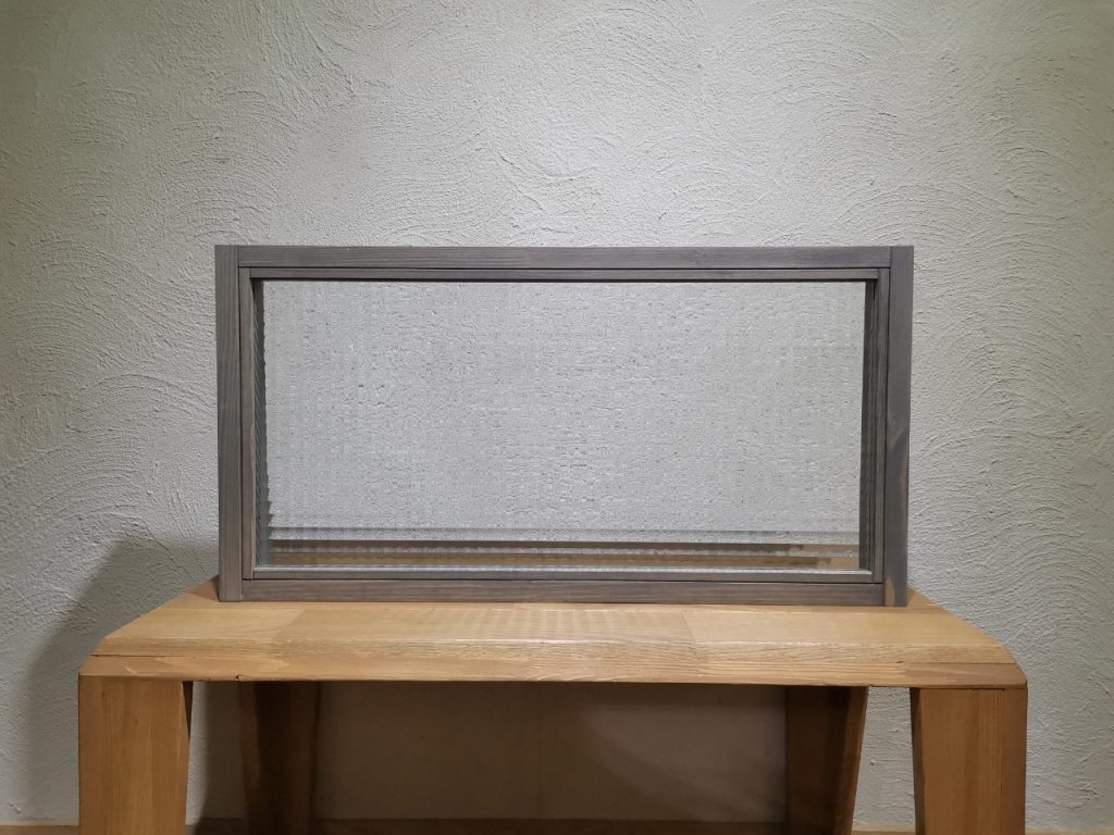 2023/11/06 無垢室内窓 インテリアウィンドウ パイン FIX窓 框無押縁仕様 チャコールグレー塗装 | LOHAS material blog
